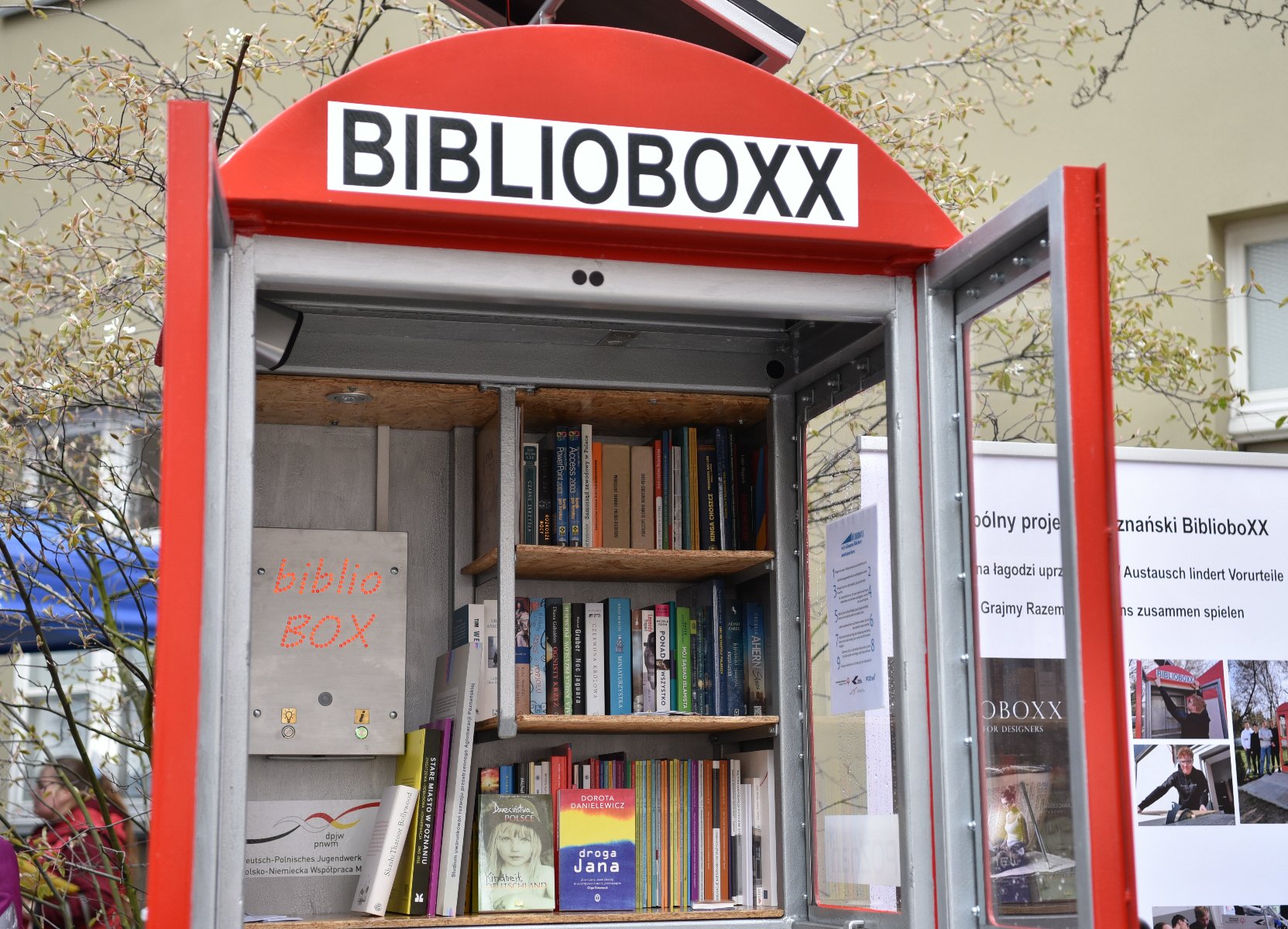 BiblioboXX -mobilna biblioteka - Zespół Szkół Łączności